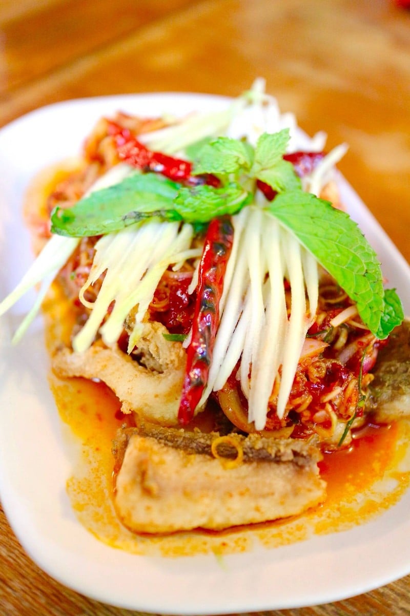 พล่าปลากระพงทอด ร้าน Smith & Rabbit