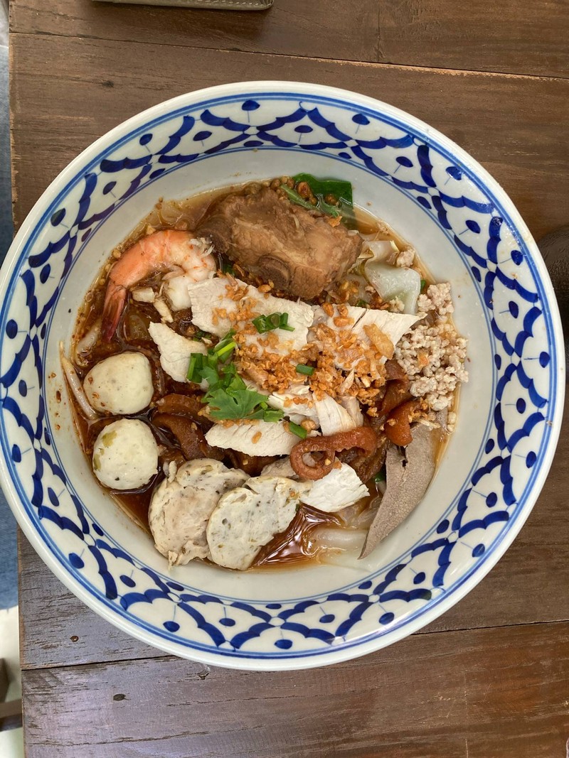 ก๋วยเตี๋ยวรวมหมู พิเศษซี่โครงหมูตุ๋น ร้าน รสเด็ด การ์เด้น (Rosded ...
