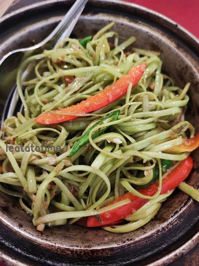 ผักบุ้งผัดซอสกะปิฮ่องกง ร้าน Ho Kitchen เหม่งจ๋าย