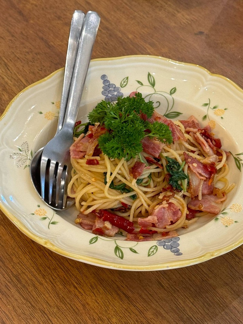 รูป Henryfry : fried chicken & housemade food. เจริญกรุง