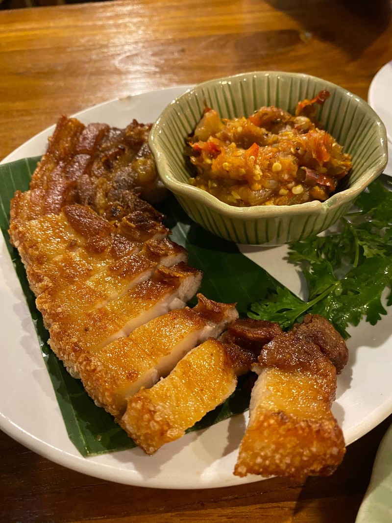 หมูกรอบ ร้าน เฮือนม่วนใจ๋ Huan Muan Jai