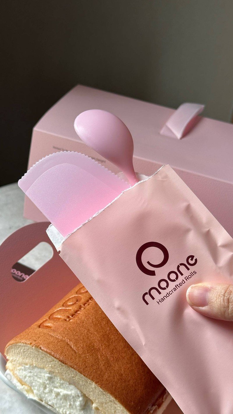 รูป Moone Rolls Central World